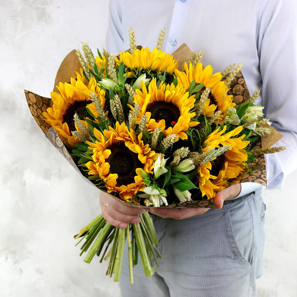 Букет Букет Маркет "Подсолнух-Альстромерия-Фисташка", сборный, на стеблях, в крафт-бумаге