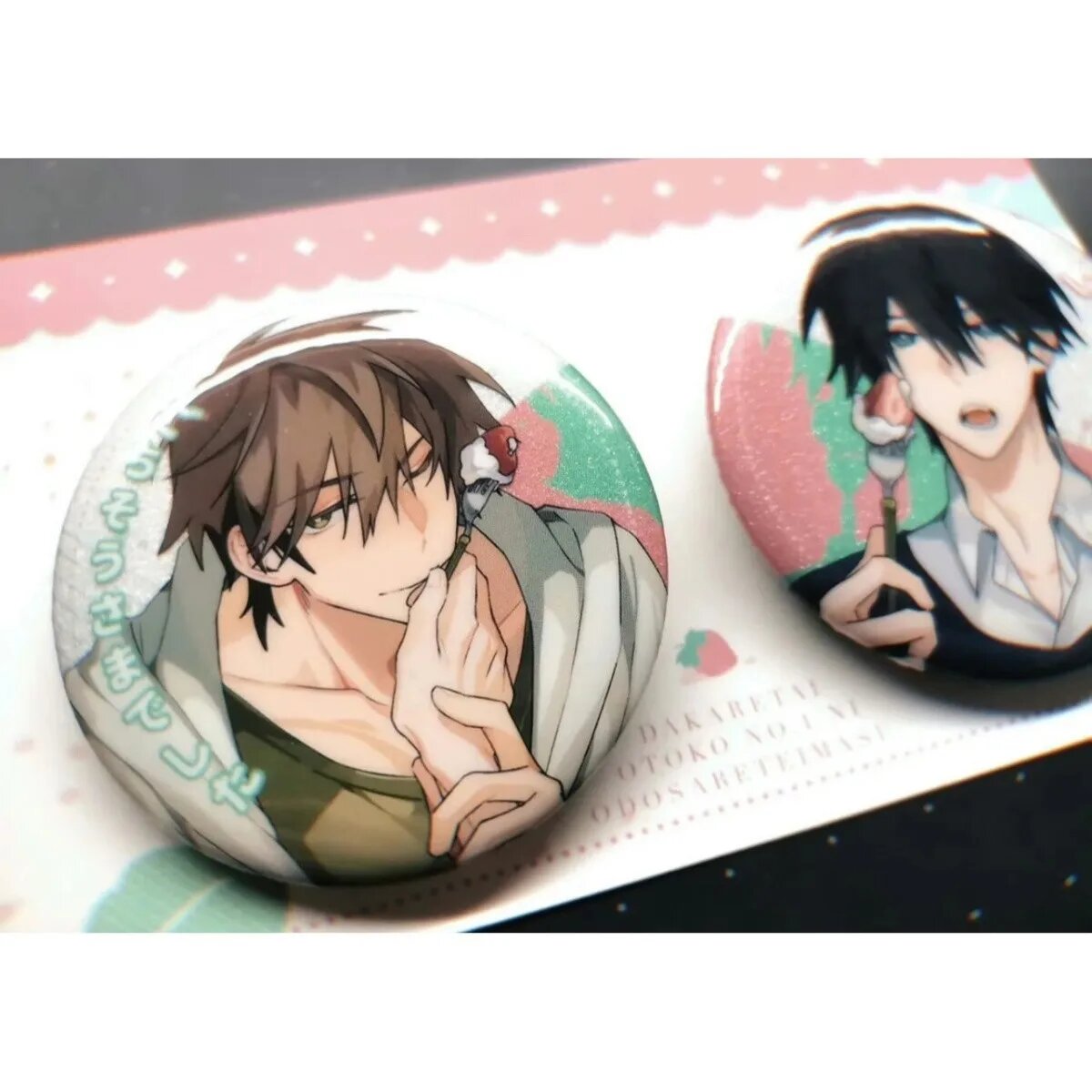 Пластиковый значок Dakaretai Otoko 1-i Ni Odosarete Imasu 2pcs