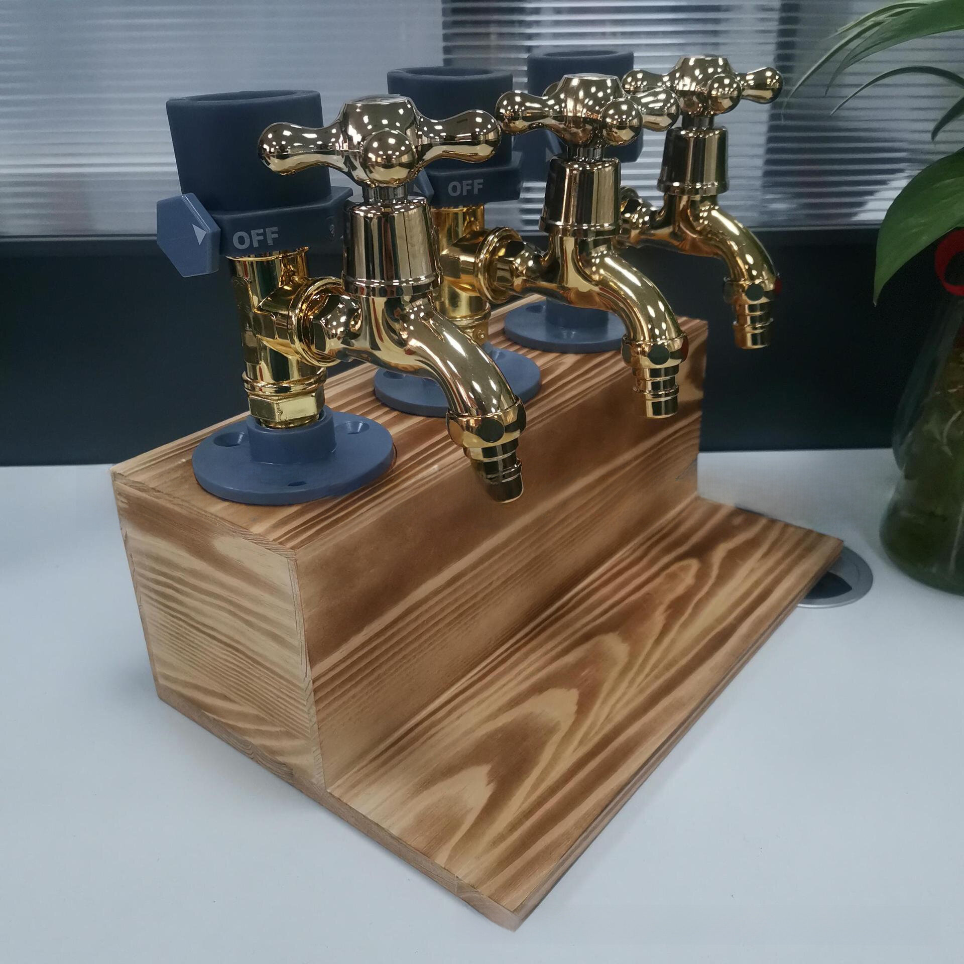 Whiskey Wood Dispenser Дарик на День Отца (Три водопровода - углеродный узор на основании)