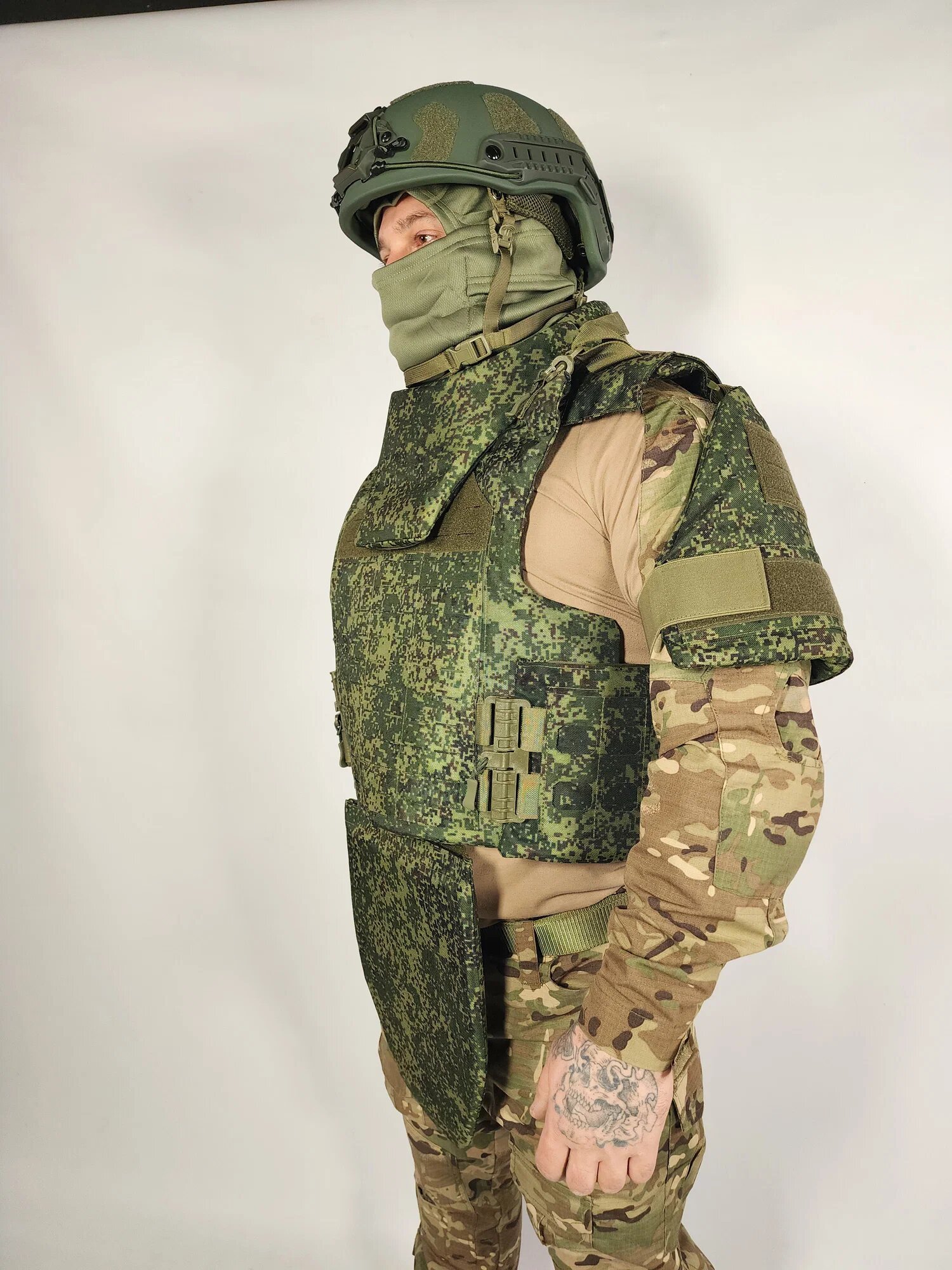 Бронежилет FULL ARMOR класс защиты Бр5 с баллистической защитой из свмпэ c бронеплитами. Цвет Пиксель