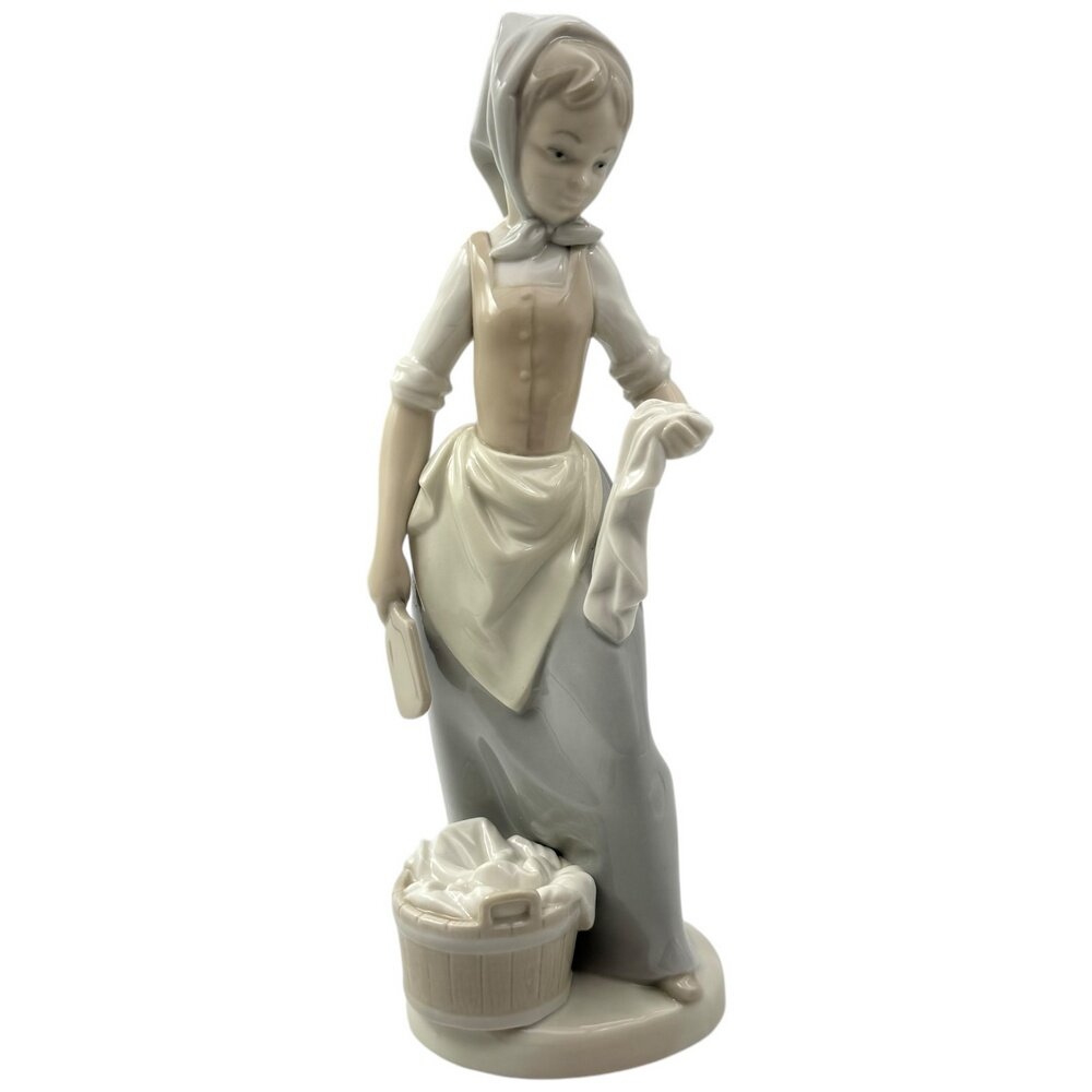 Фарфоровая статуэтка "Маленькая прачка", скульптор: Salvador Furió, 1977 г, NAO, Испания