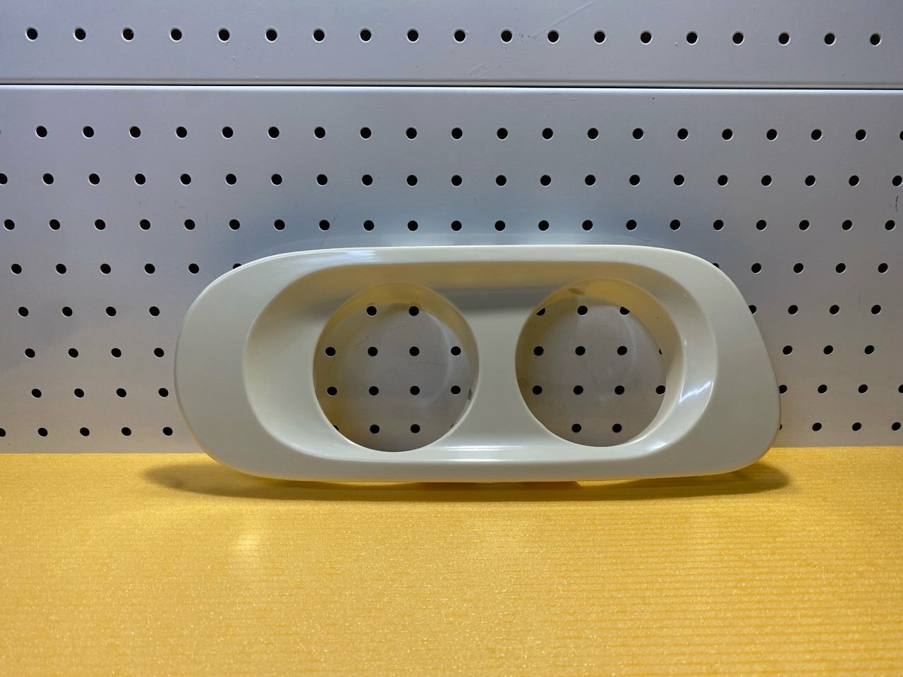 Рамка противотуманной фары правая для ДАФ ХФ105 DAF XF105 белая