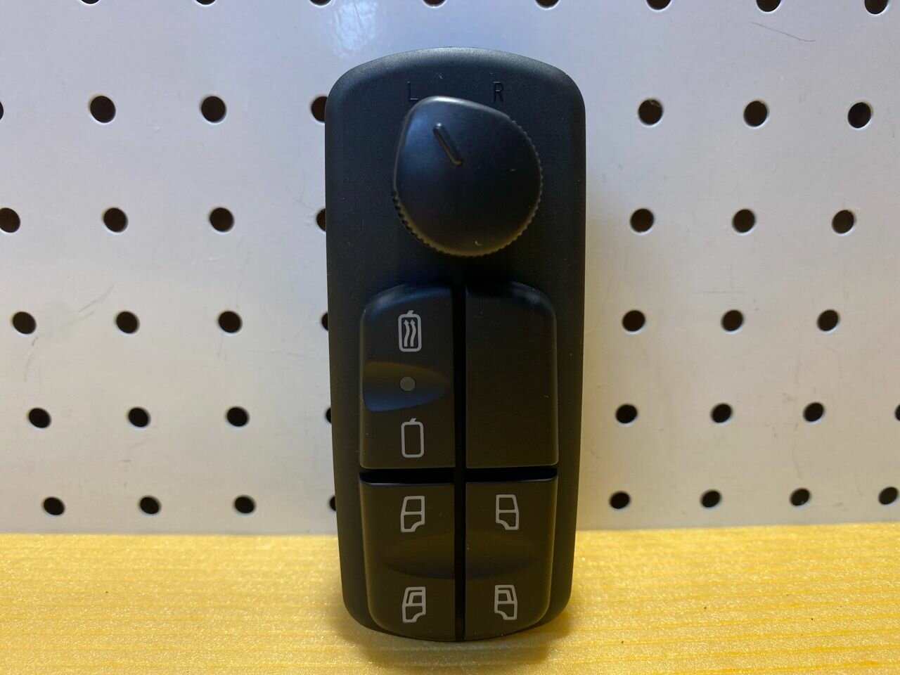 Панель управления стеклами и зеркалами мерседес аксор атего КАМАЗ 5490 (MERCEDES AXOR ATEGO KAMAZ-5490)