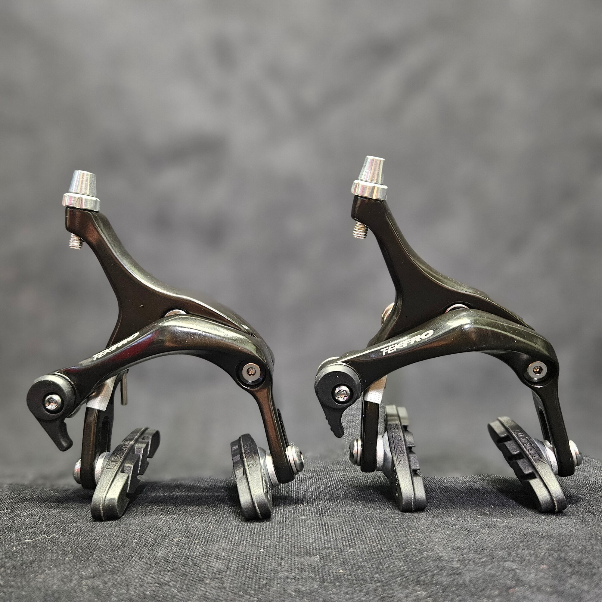 Комплект клещевых тормозов (передний и задний) Tektro R315, reach 41-57 мм, клещевые, 2 штуки в комплекте, черные