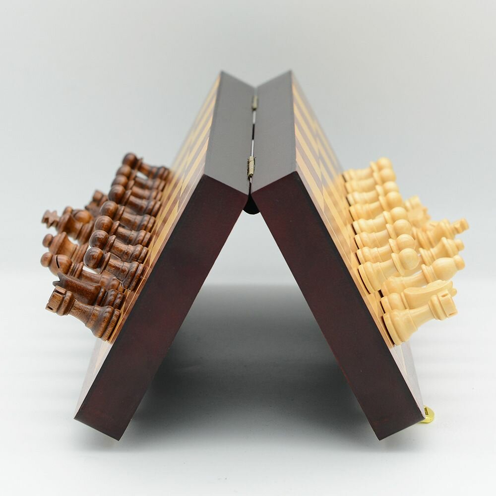 Шахматы магнитные из новозеландской сосны, настольная игра, с ферзем, 30х30см