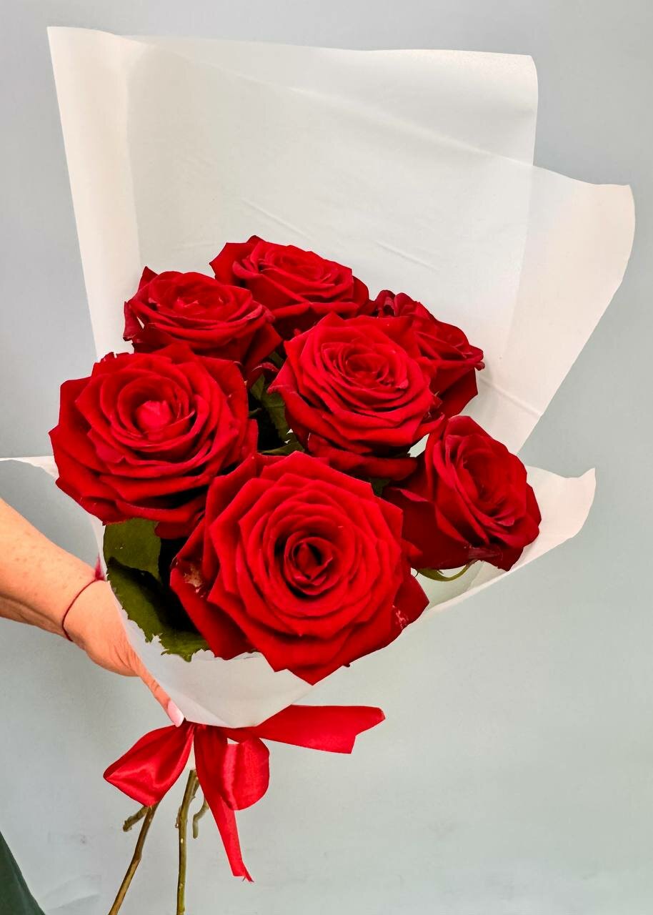 Моно букет 7 Алых роз Ред наоми в белой дизайнерской упаковке