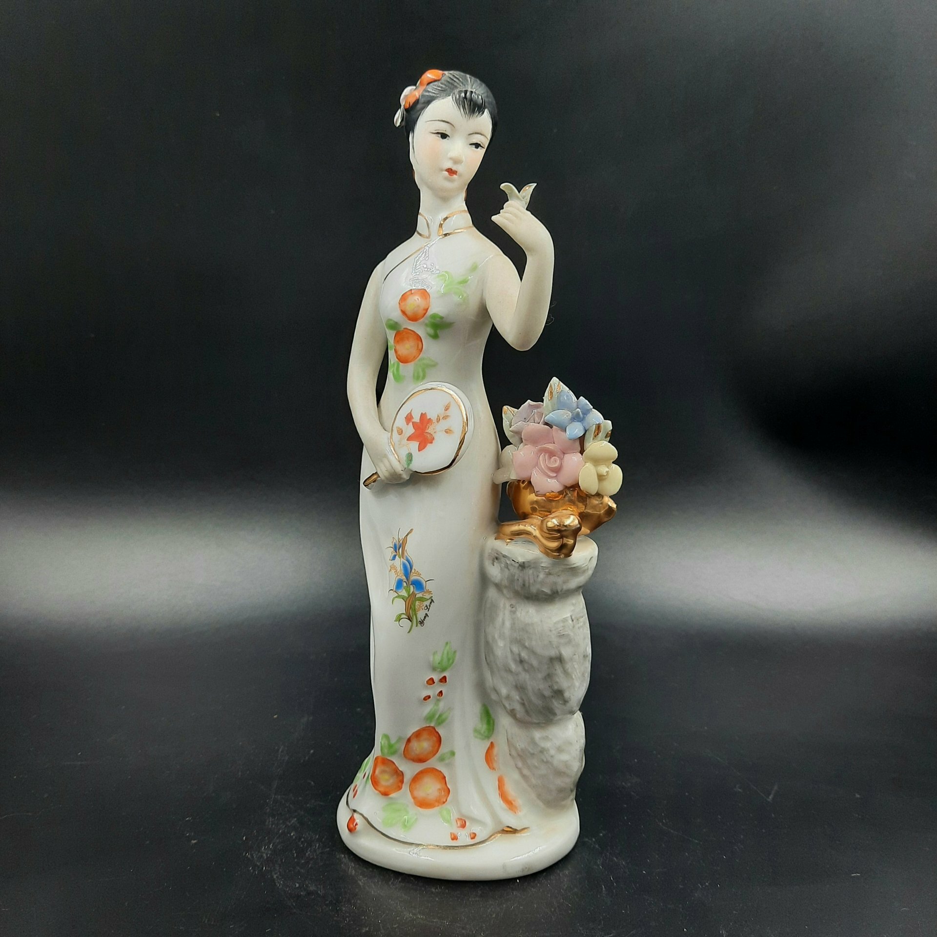 Статуэтка "Девушка с опахалом", фарфор, роспись, золочение, Китай, 1980-2015 гг.