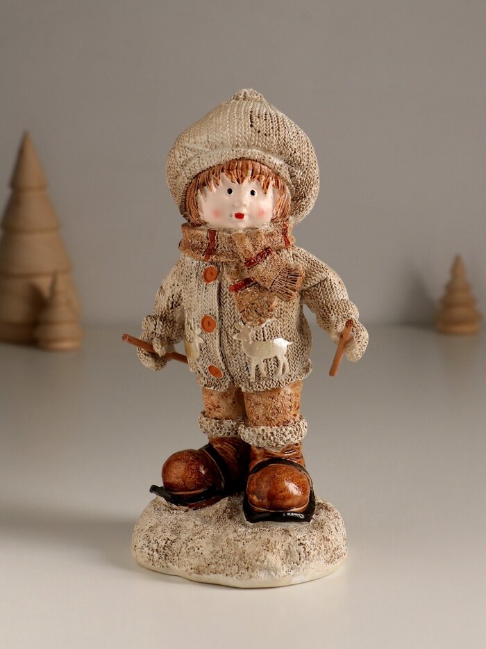 Фигурка полистоун «Малыш в вязаном наряде на мини-лыжах», 8.5×8×17.5 см