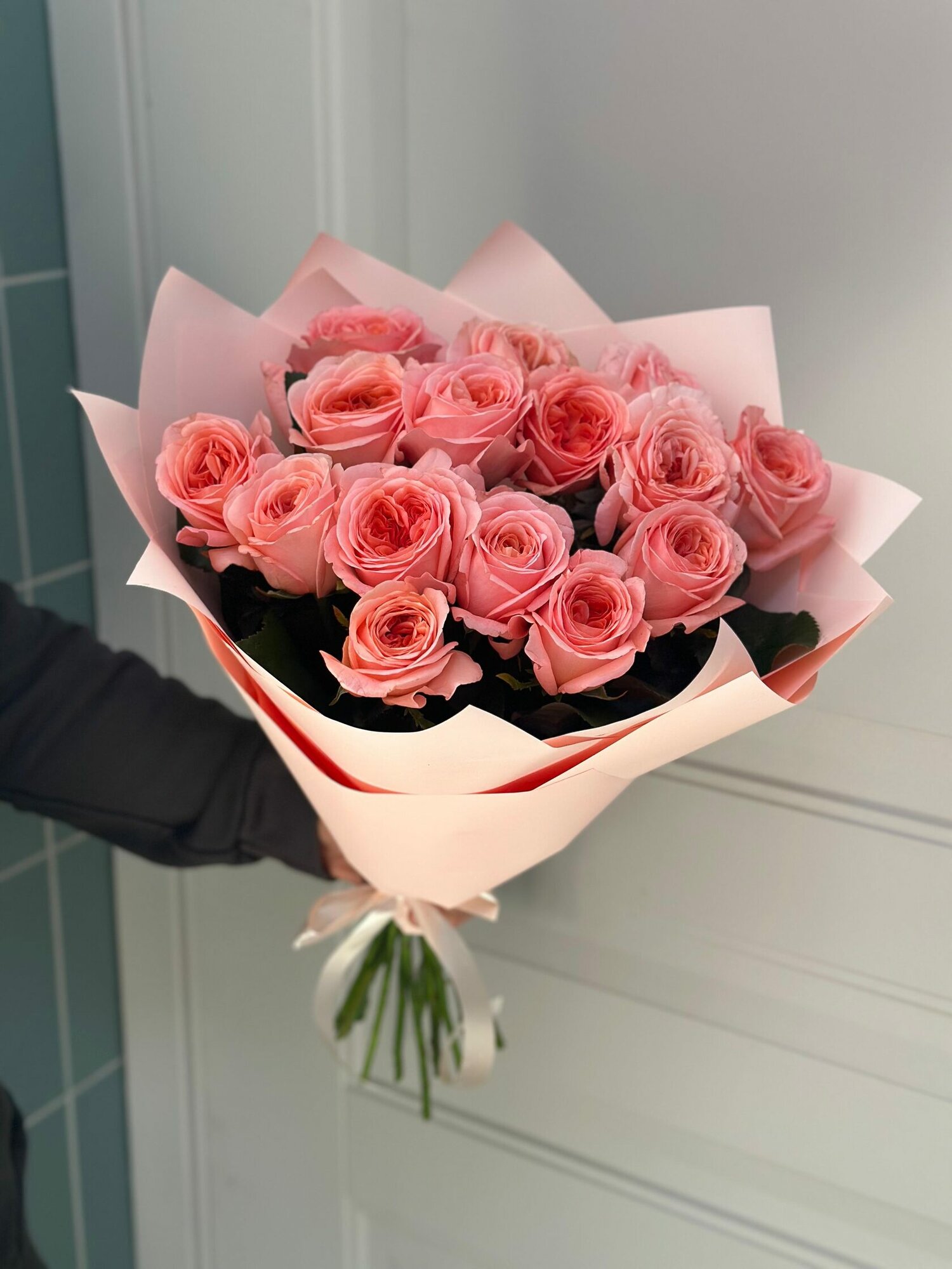Монобукет Liana Flowers "Лондон Ай", пионовидная роза, оберточная бумага, 15 штук, 50 см