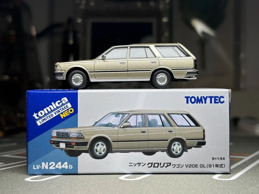 Машинка tomica LIMITED VINTAGE TLV 1:64 LV-N244b Nissan Gloria Wagon V20E GL (Yellowish silver) 1991 year