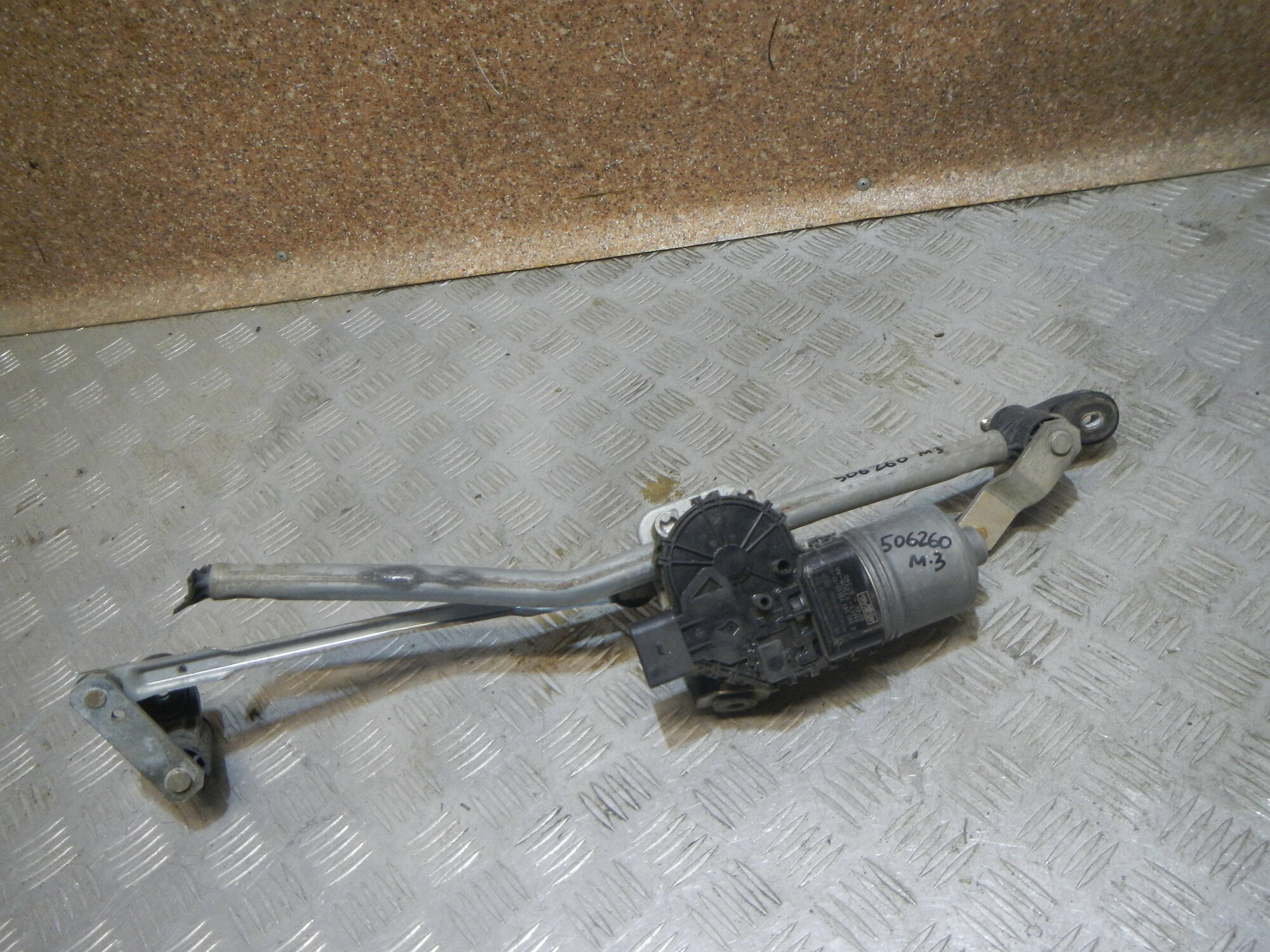 Б/У Моторчик стеклоочистителя передний, Mazda (Мазда)-3 (BK) (02-09) MAZDA 3 (BK) (02-09) Трапеция сломана. 506260 MAZDA...