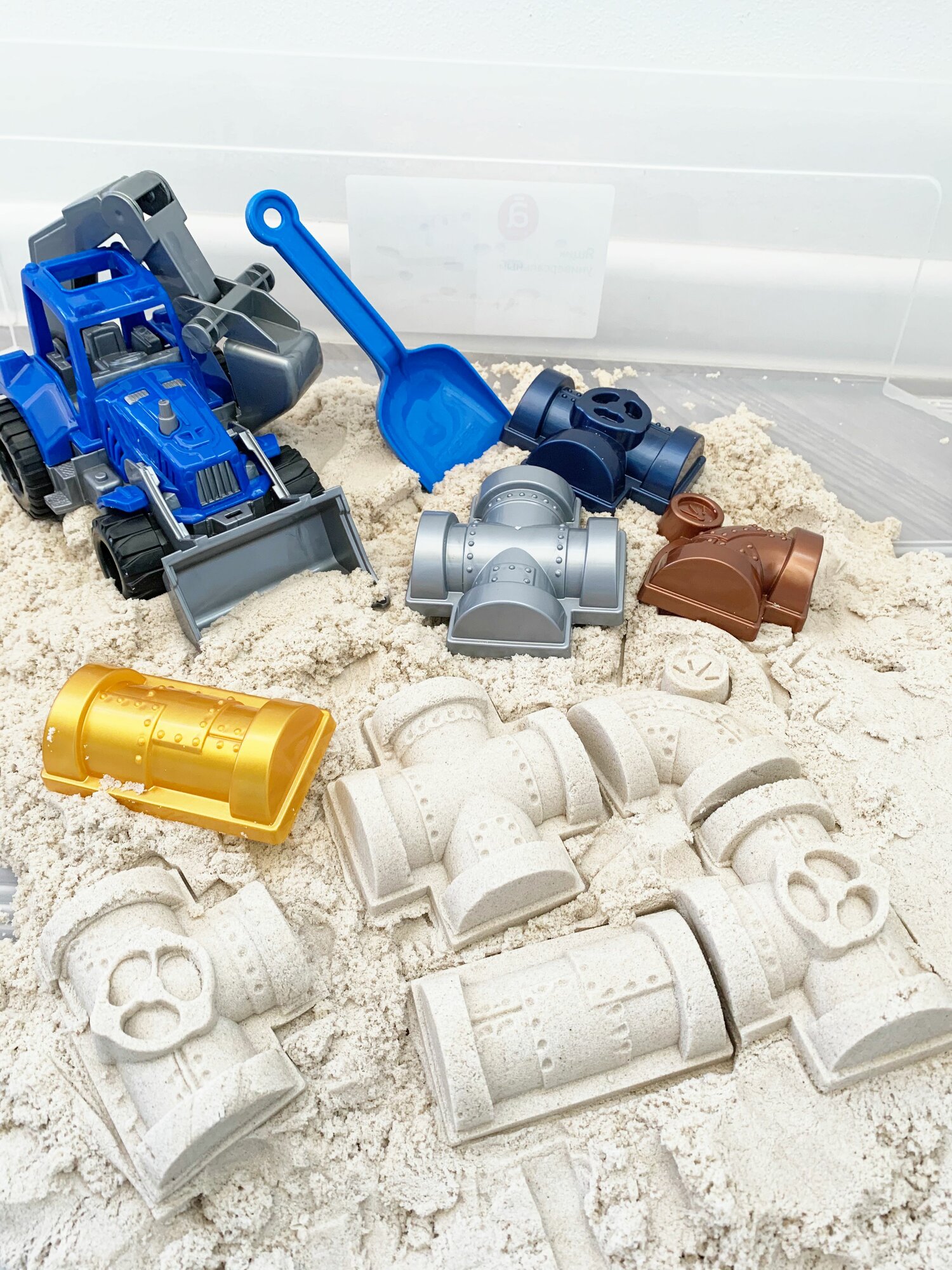 Набор для игры в песке: трактор 22 см и 4 формочки, совок / Нордпласт