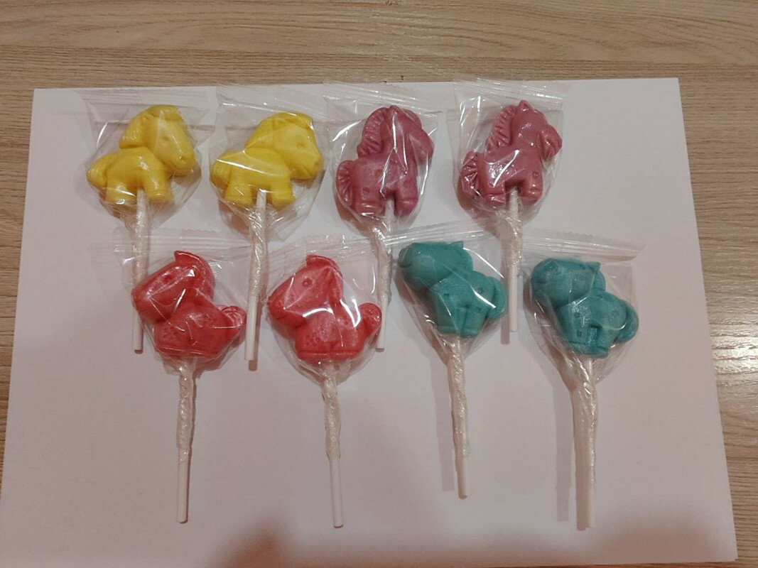 Карамель леденцовая лошадки мини символ 2026 года (8шт по 18гр). Набор конфет, трости, леденцы ассорти со вкусом яблоко, клубника, банан, пломбир в подарок на Новый год, Рождество, украшение на елку