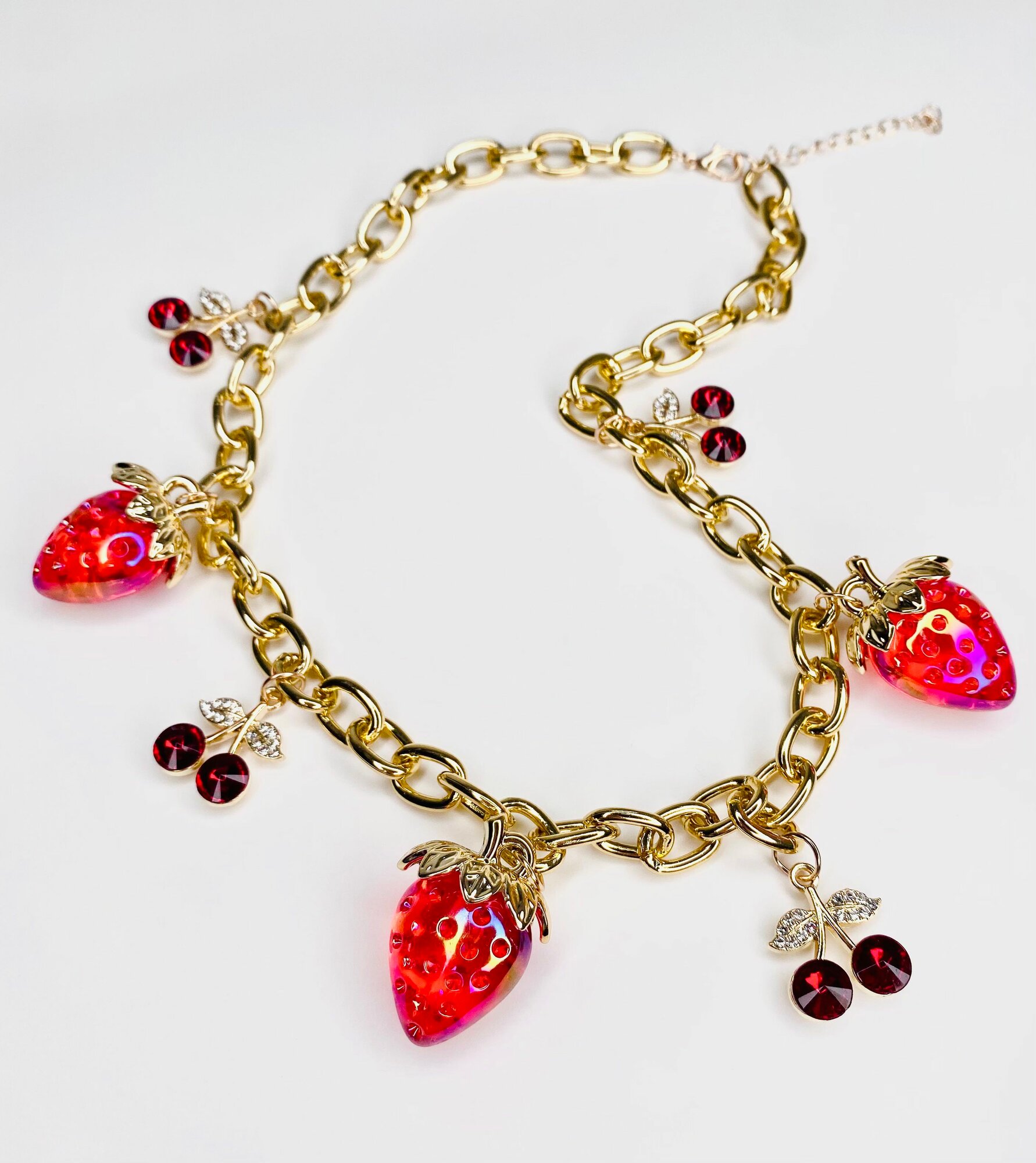 Колье, искусственный камень, пластик