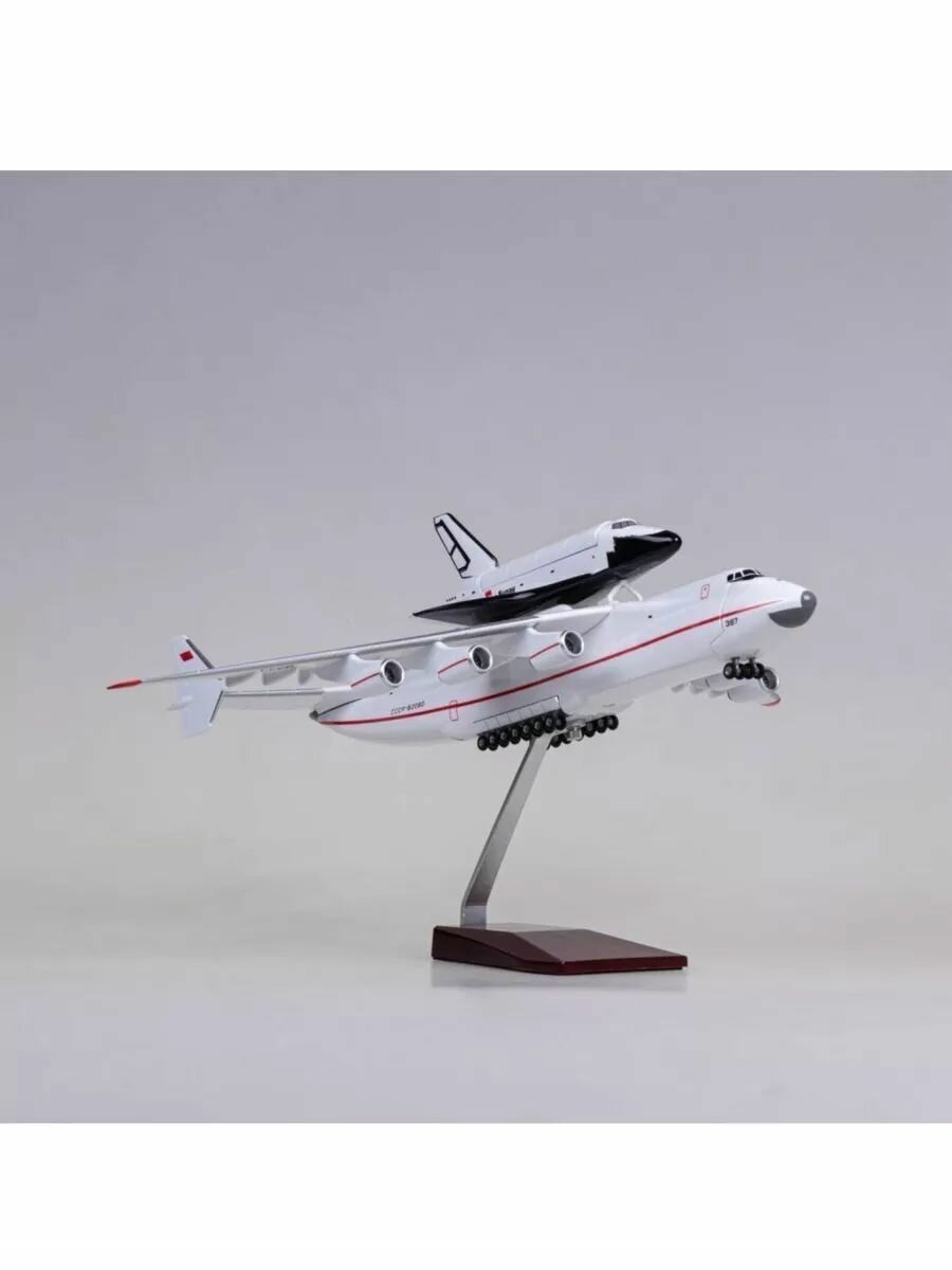 Коллекционная модель самолета An-225 с Бураном