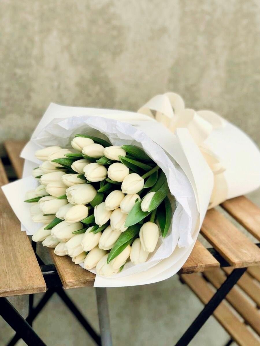 Живые цветы букет из 35 белых тюльпанов в подарочной упаковке