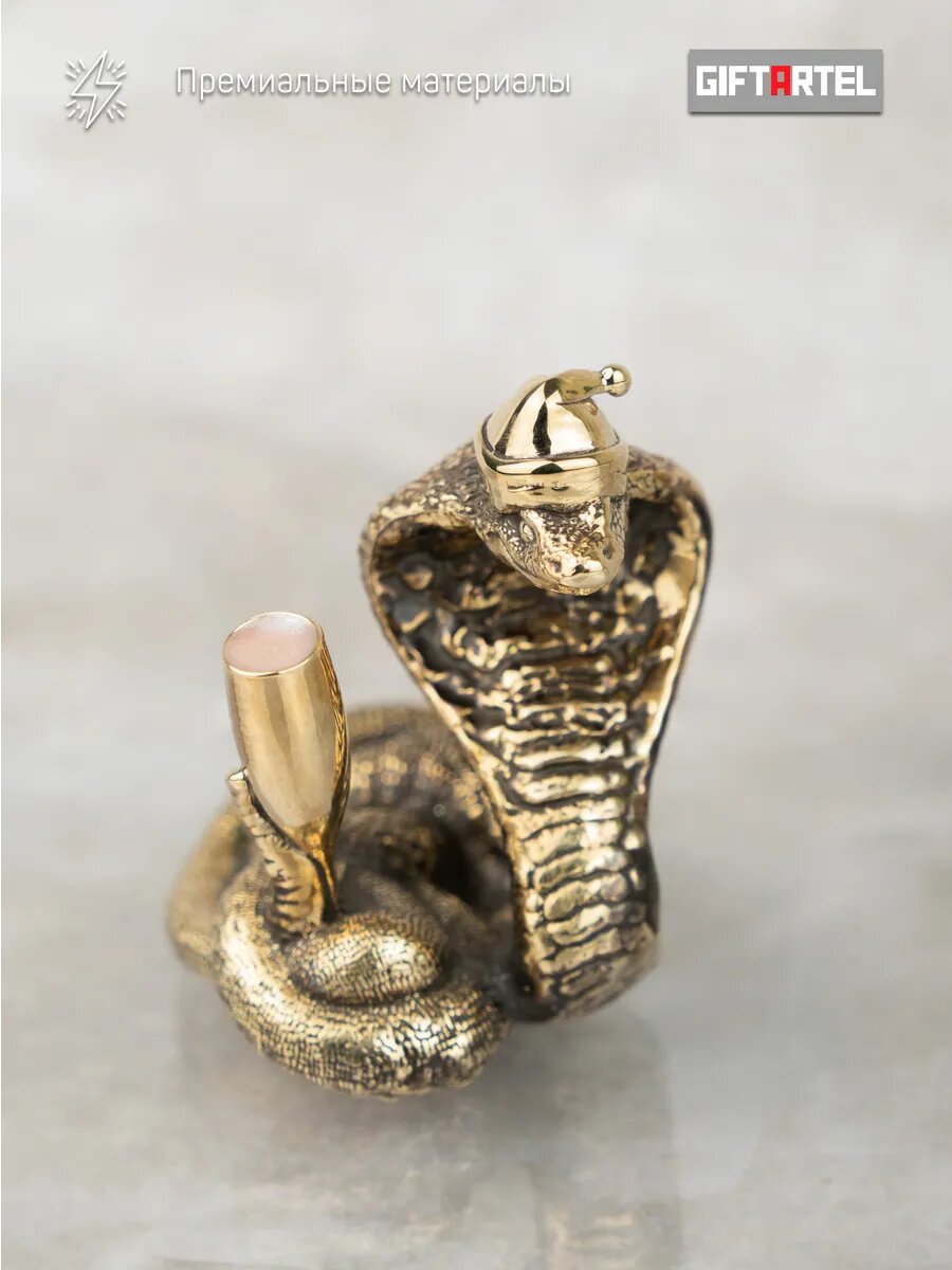 Сувенир змея с бокалом