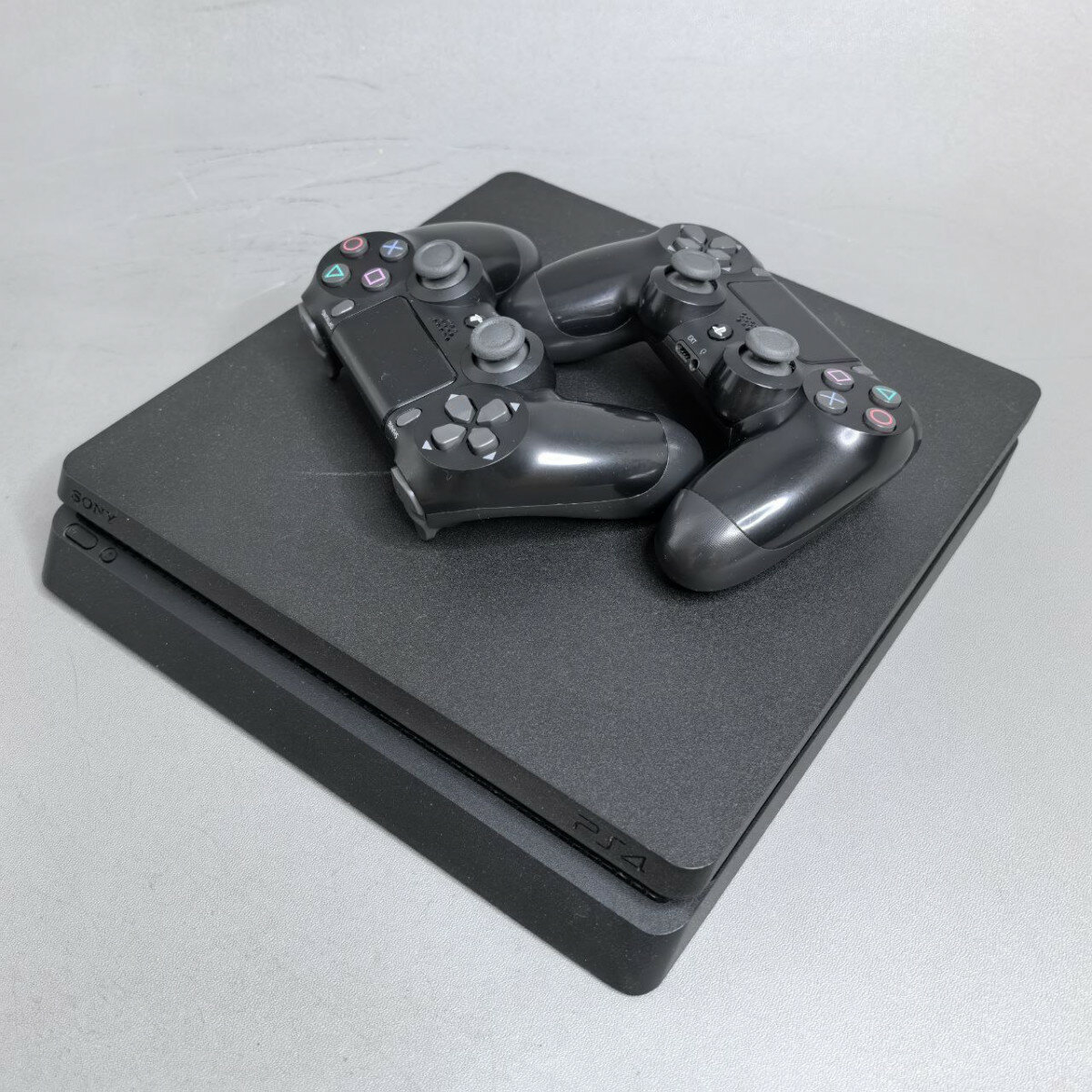 Игровая приставка Sony PlayStation 4 Slim 1000 ГБ HDD, без игр, черный + 2 геймпада