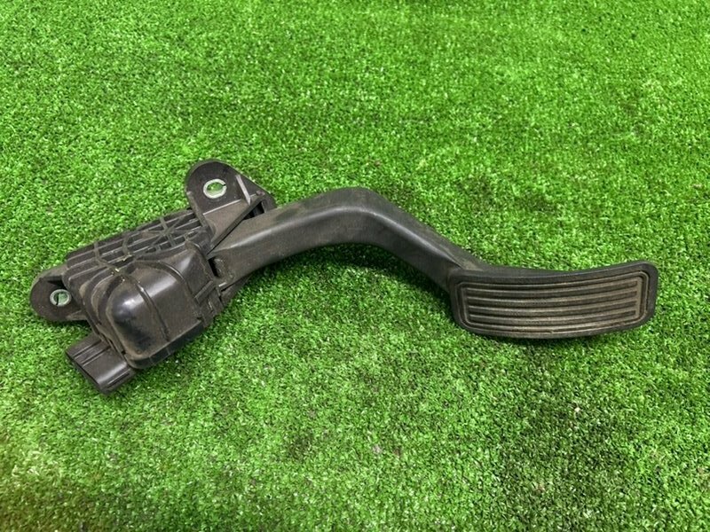 Педаль газа Mazda 6 GG седан 2.0 АКПП 2006 1988003420