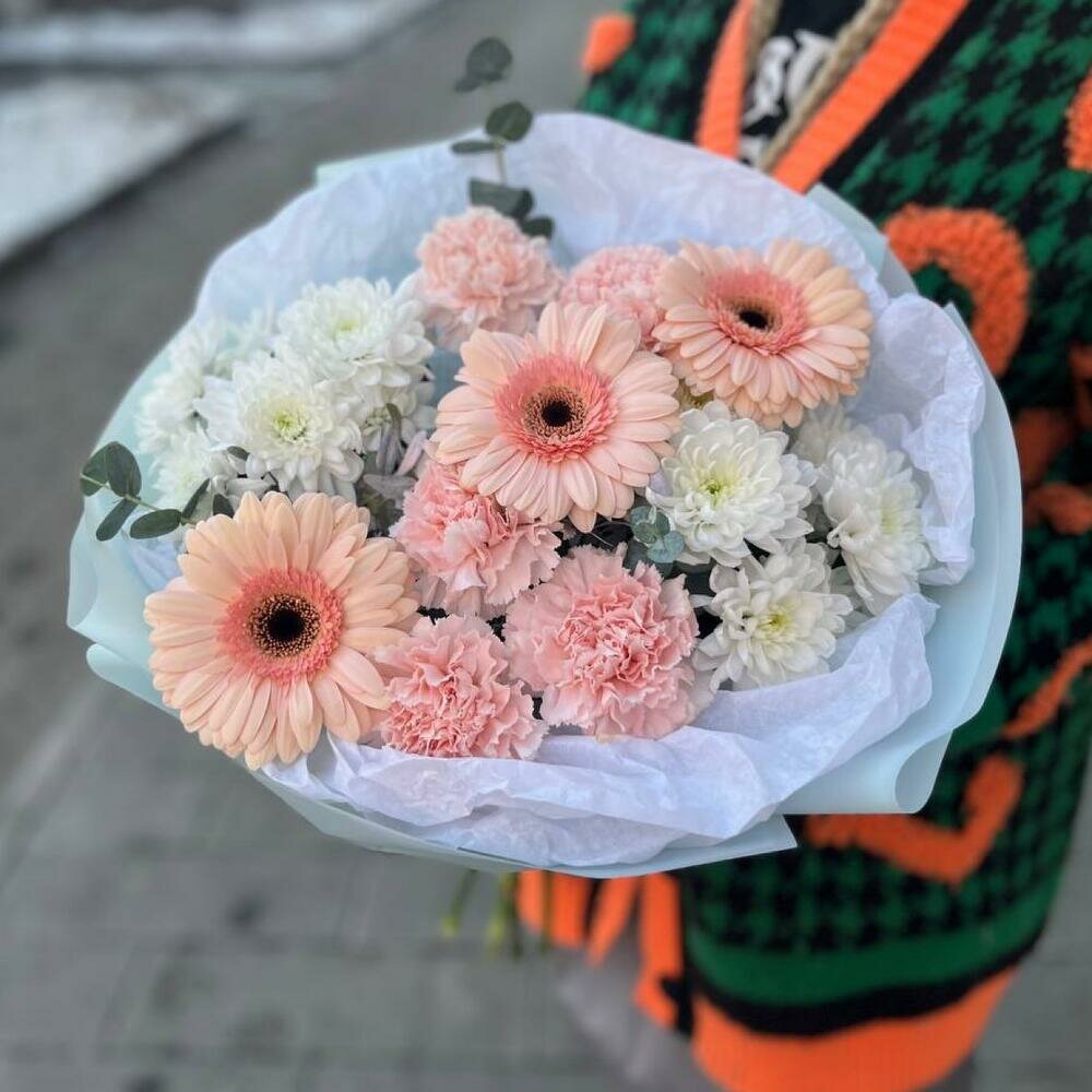 Нежный букет из гербер, хризантем и гвоздик в дизайнерской упаковке - РИМСКАЯ РОЗА