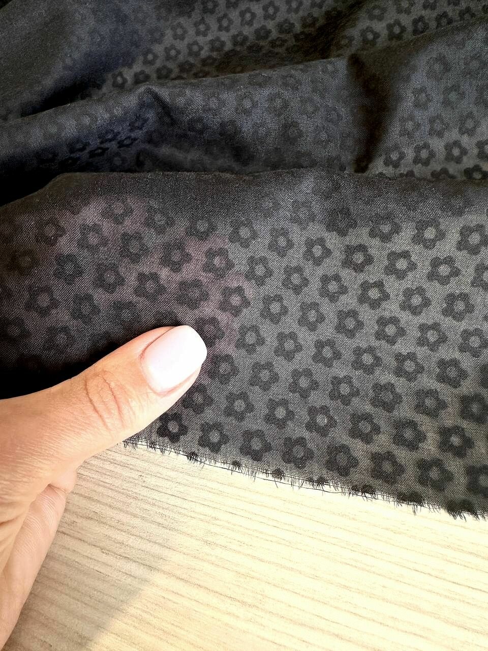 1,5м. Батист хлопок сорочечный деворе ткань для шитья и рукоделия. Черный. Плотность 70, ширина 150 см.