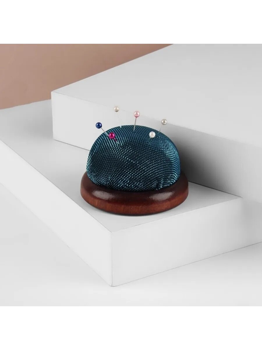 Мягкая игольница на деревянной подложке