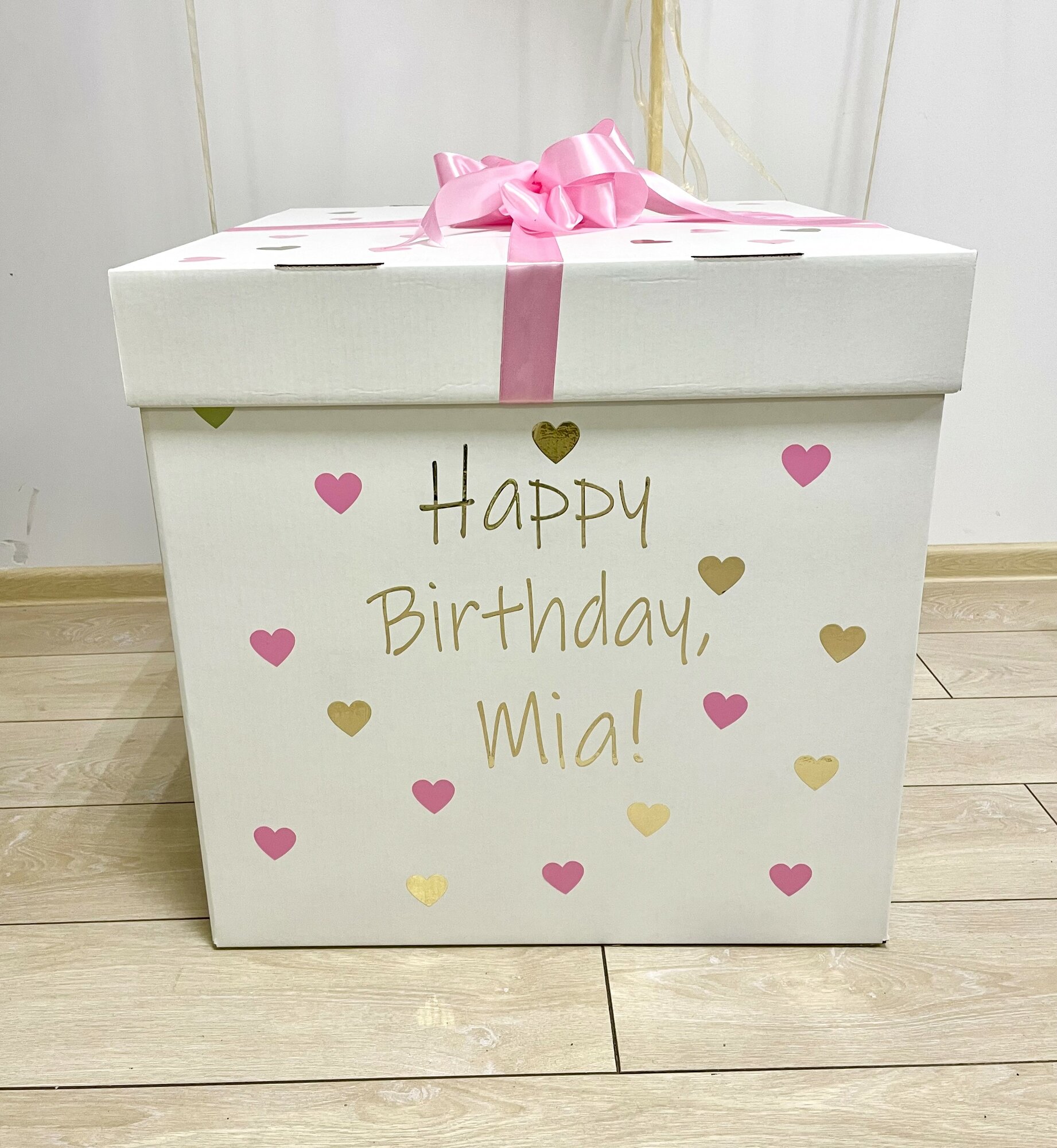 Коробка сюрприз белая с индивидуальной надписью с шарами 15 см с дождиком внутри (20 единиц в наборе)