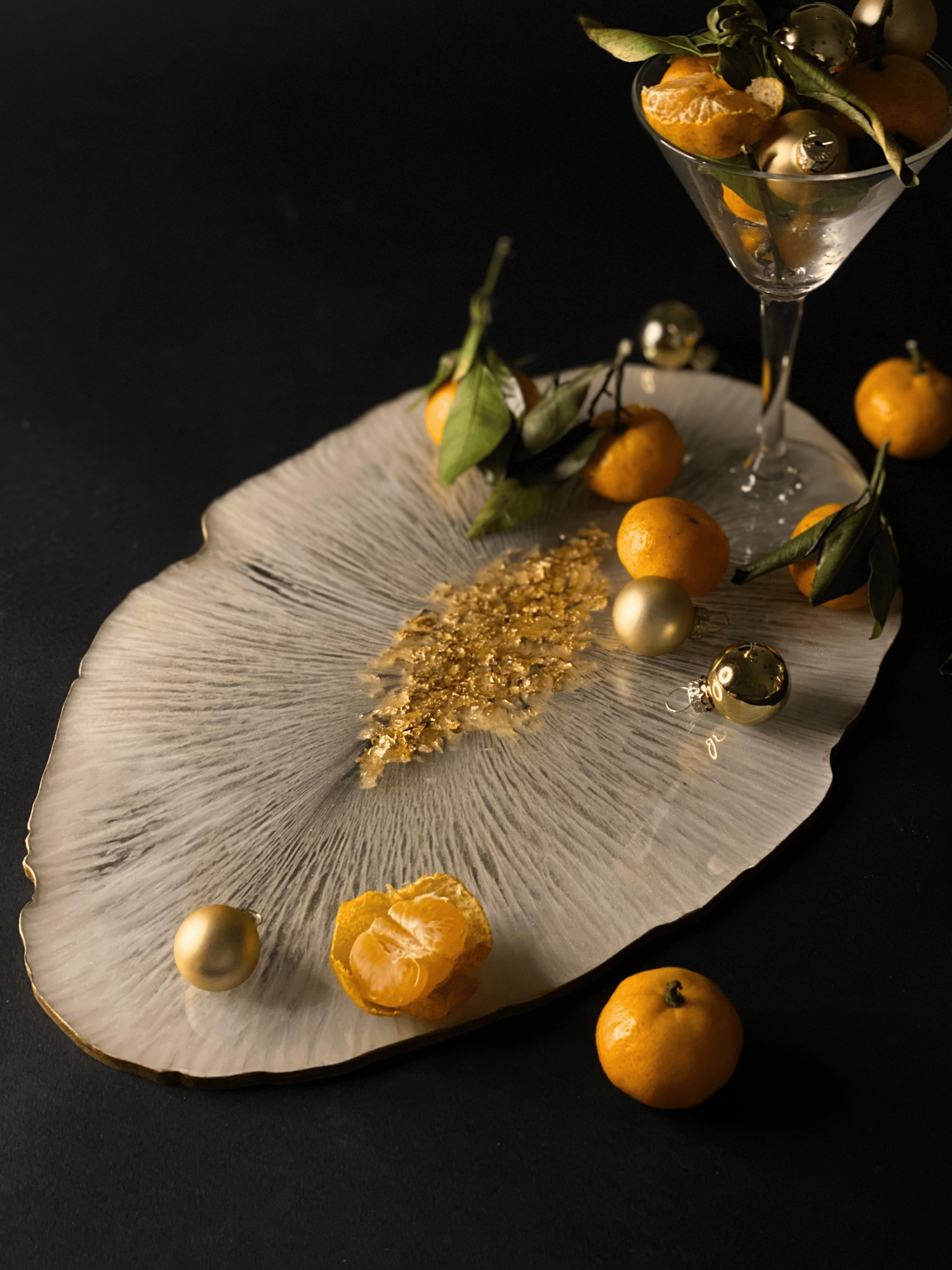 Сервировочная доска для сыра и закусок INTEAMART. Золото на бежевом, эпоксидная смола,