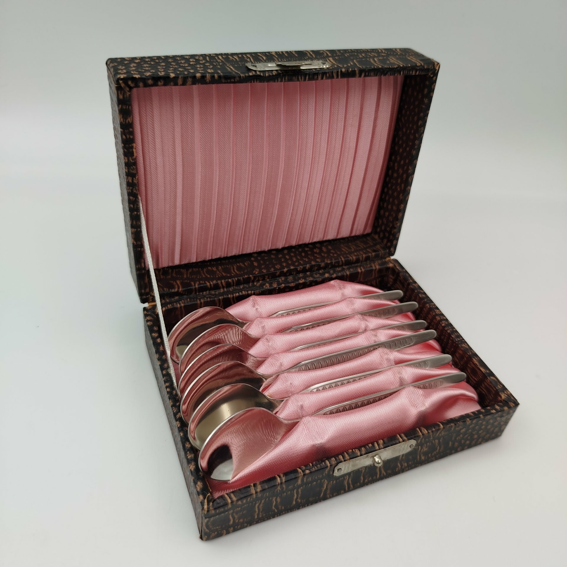 Набор из шести кофейных ложек с геометрическим декором (в оригинальной коробке)