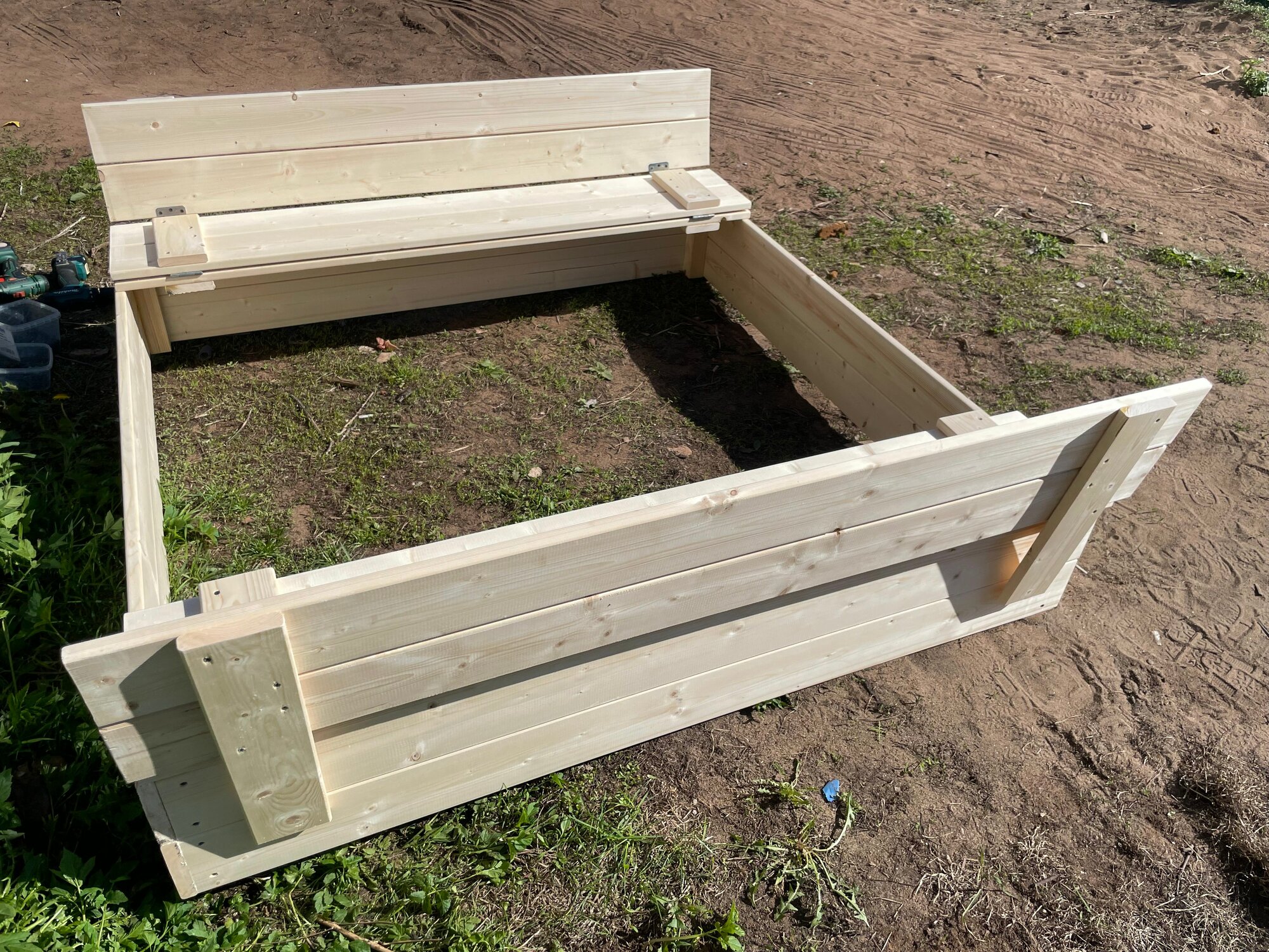 Песочница 120x120 см, деревянная, с крышкой-лавочкой, не окрашена, для общественного и домашнего использования