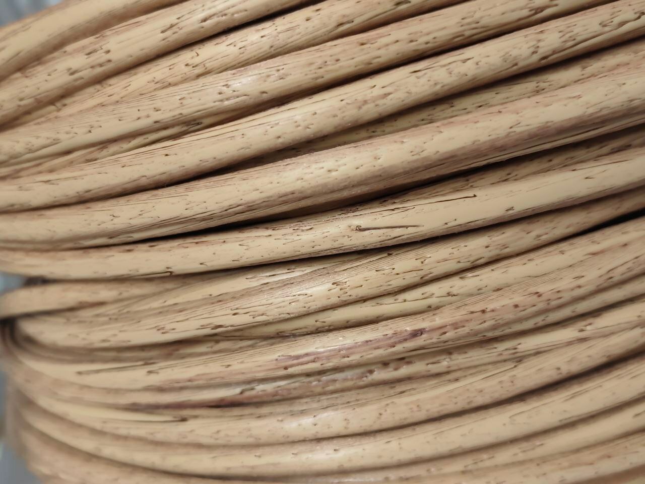 Полиротанг, искусственный ротанг для плетения, 100 метров, искусственный ротанг 7 мм, полу трубка, деревянная текстура, светлое дерево, серия "Ясень".