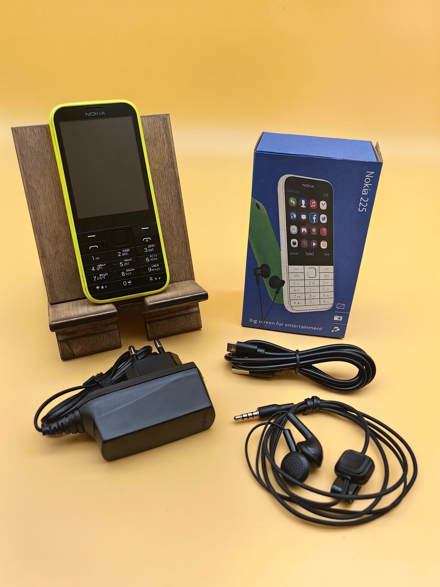 Мобильный кнопочный телефон Nokia 225 Dual Sim, Желтый/черный