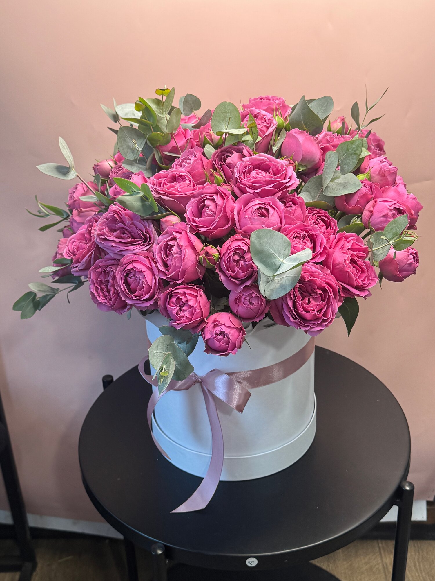 Большая коробка с кустовыми пионовидными розами и эвкалиптом