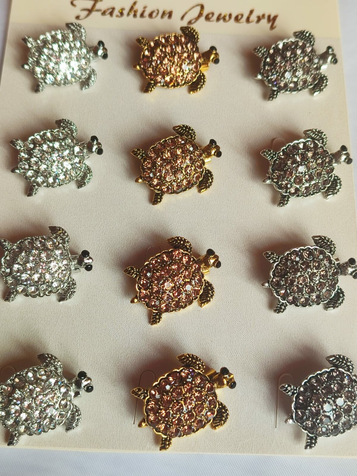 Брошь, стразы