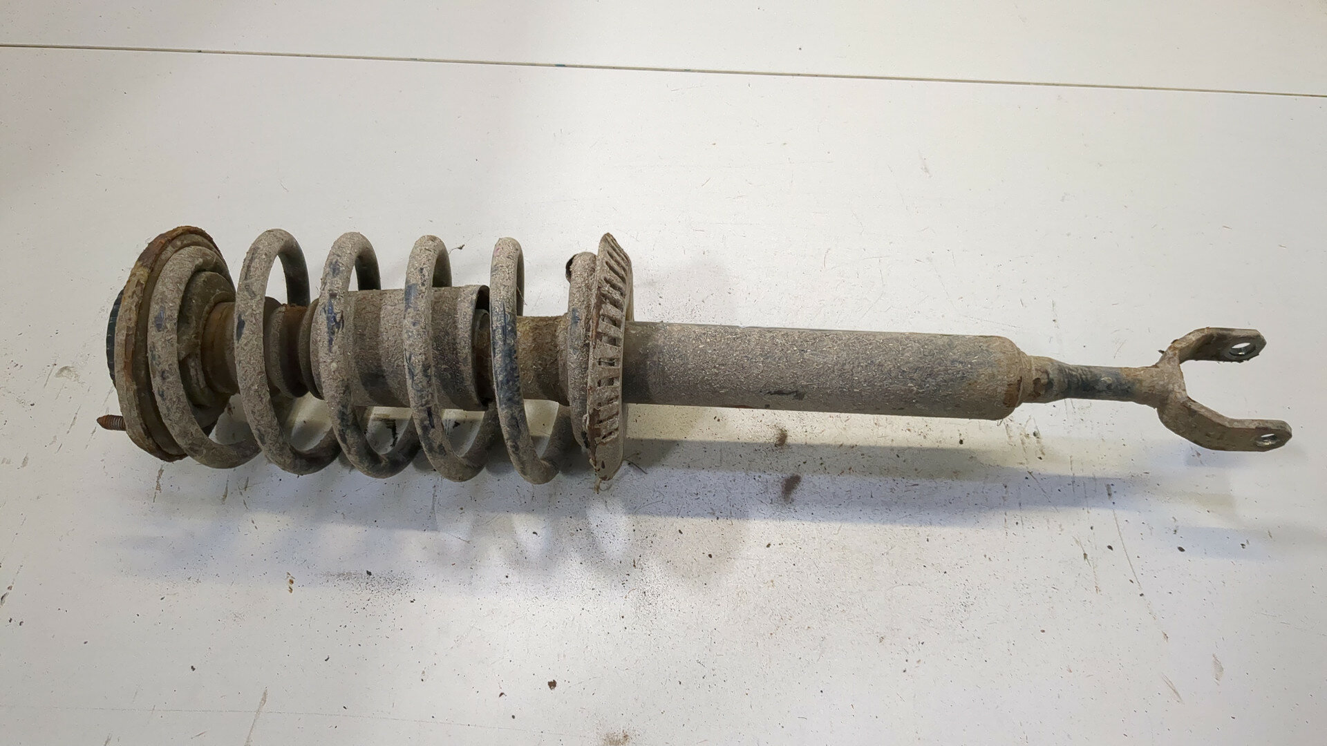 Амортизатор подвески левый передний Audi A4 (B5) Б/У