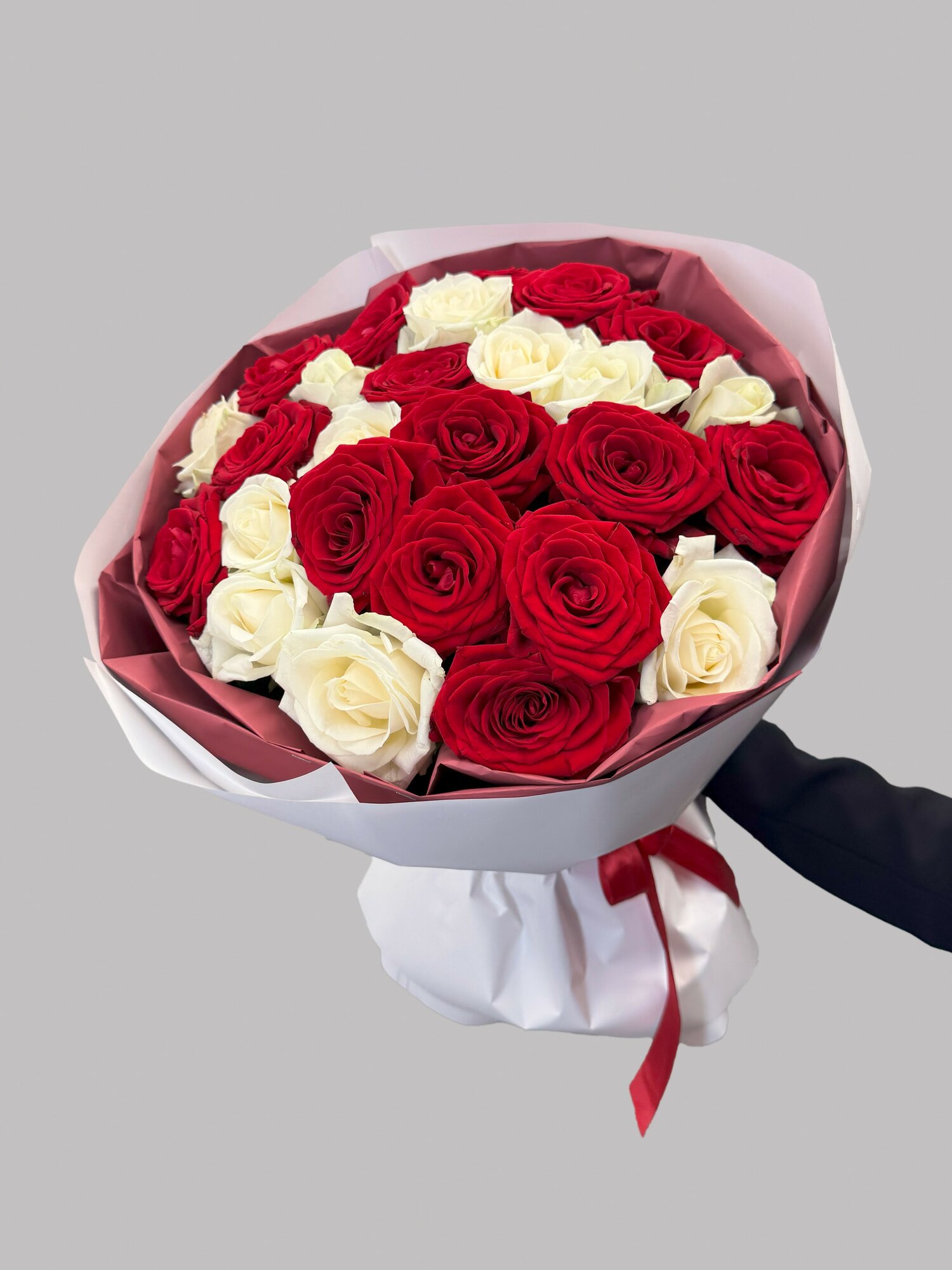 Букет живых цветов, белые и красные розы 25 шт. 50 см. "Аваланж&Ред наоми" в упаковке, флау стор