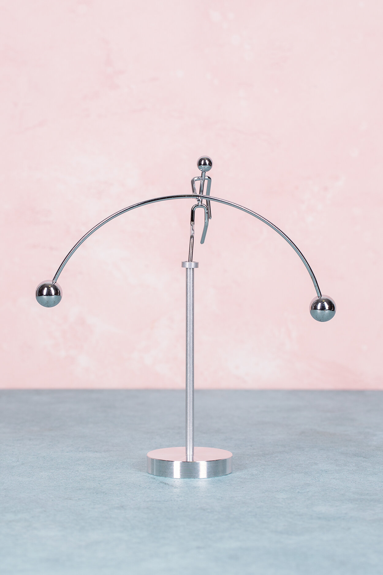 Настольный маятник неваляшка "Акробат" 19 см