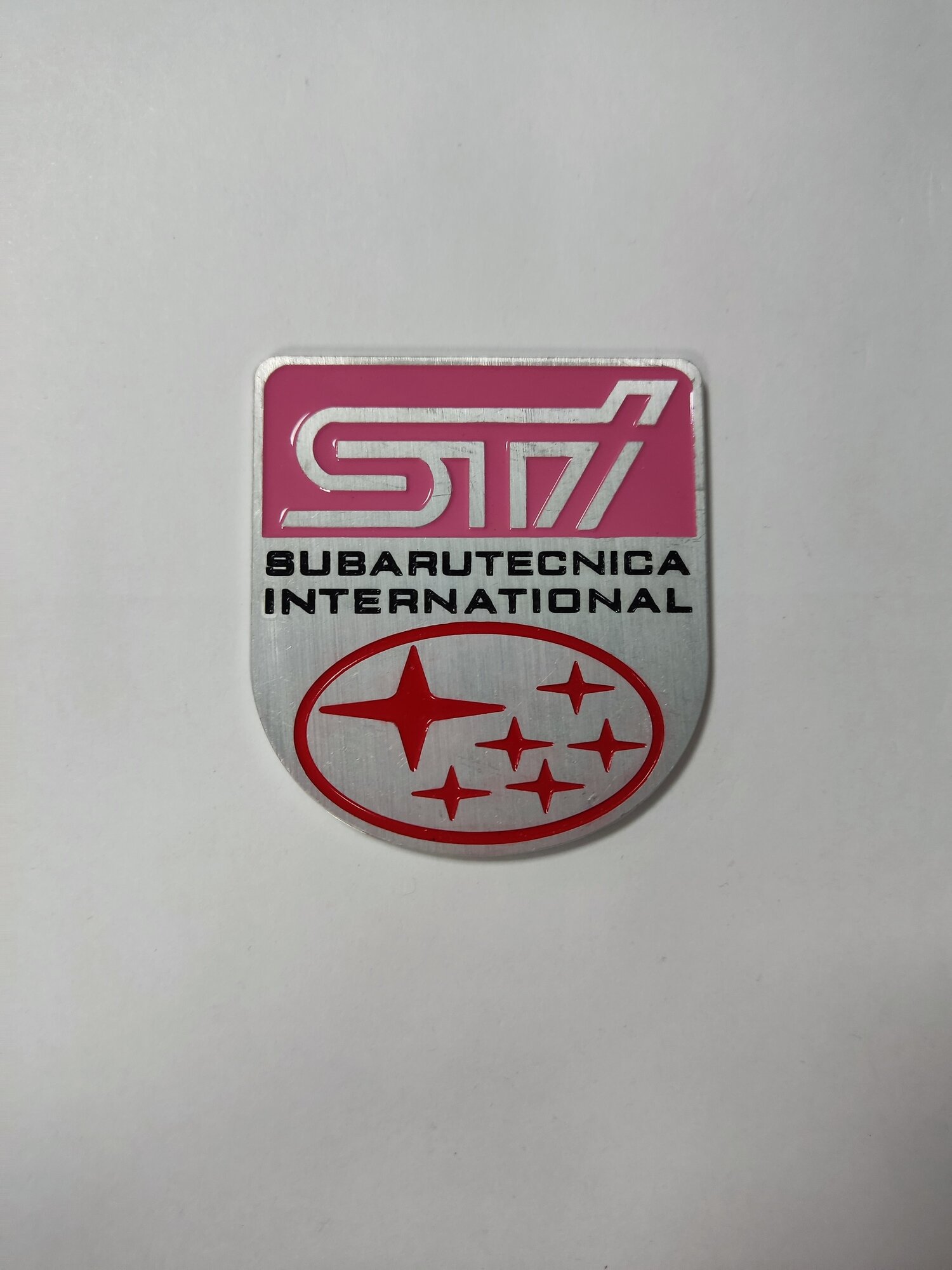 Шильдик "STI", для Subaru, глянцевая поверхность, розовый, металл