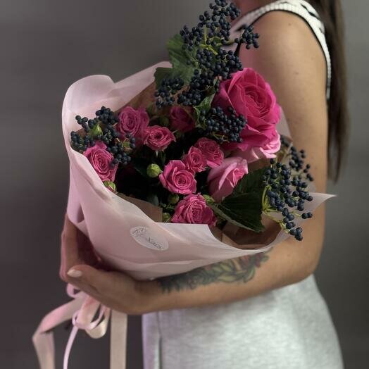 Роза и ягоды вибурнума в ярком букете "Ягодка"