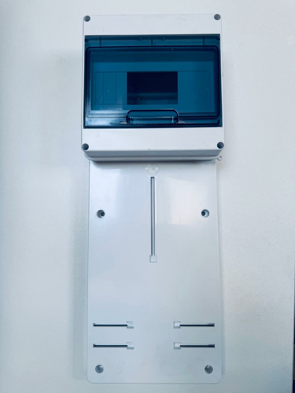 Панель для установки счетчика с боксом IEK MPP10-3 IP41 на 8 модулей для трехфазного счетчика