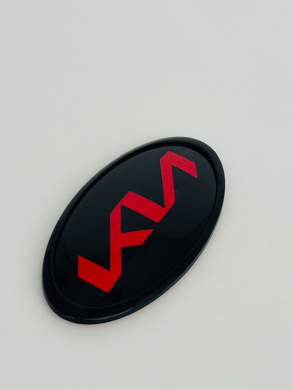 Эмблема значок на Kia Rio, Optima, Cerato, Ceed 130x65 Красный