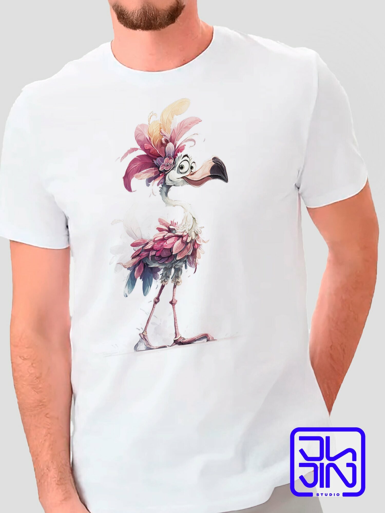Футболка классическая мужская с авторским принтом Смешной розовый фламинго с веселыми коралловыми перьями и природным шармом, белый хлопковый трикотаж с прикольным рисунком на груди