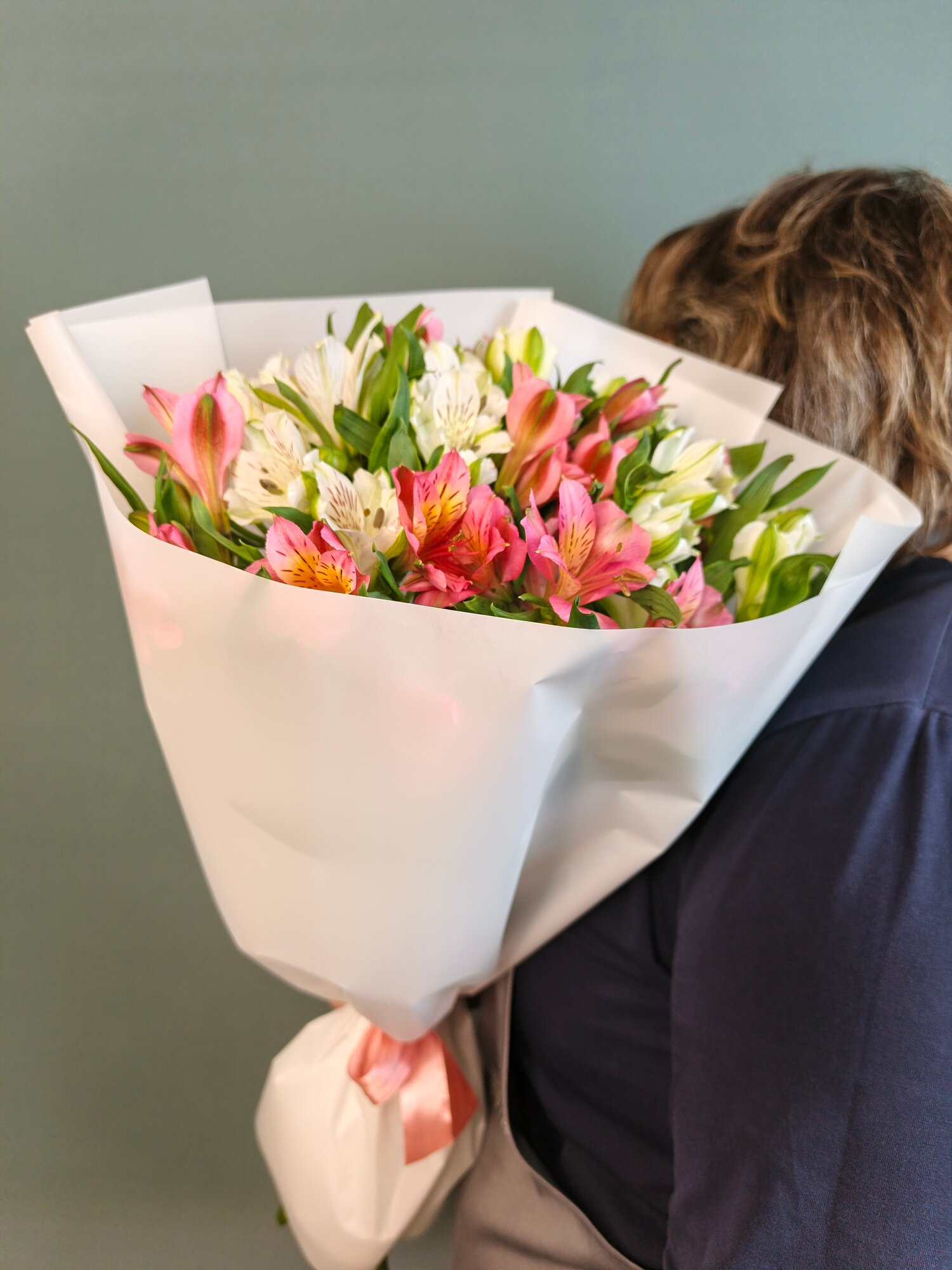 Букет цветов "Альстромерия", альстромерия, диаметр 30 см, высота 55 см