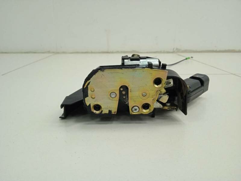 Замок двери задней правой Toyota Corolla E120 2001-2007