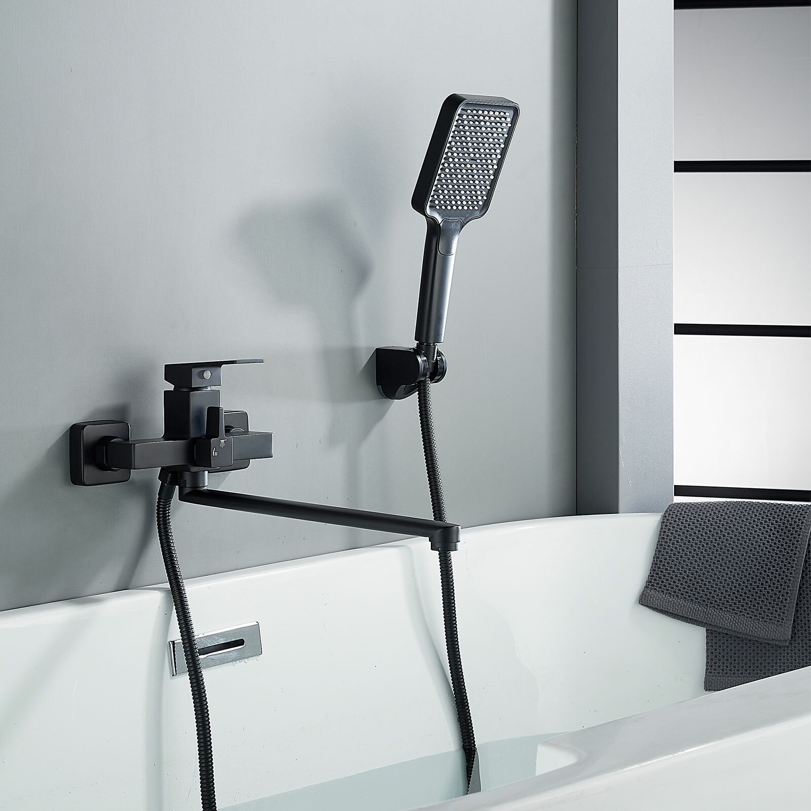 Смеситель для ванны Shevanik с поворотным, длинным изливом, черный