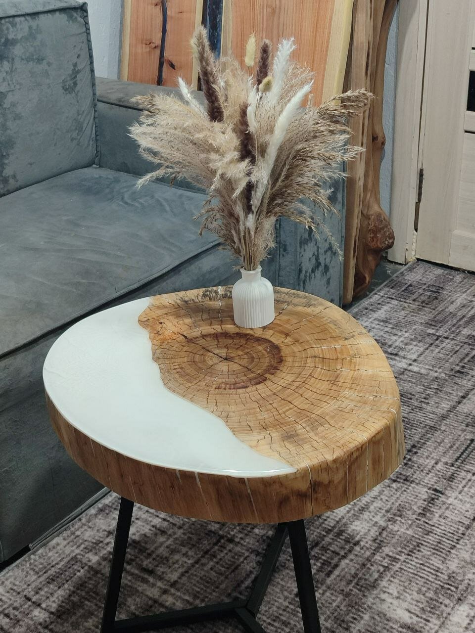 Журнальный стол из эпоксидной смолы и слэба карагача 58x52x54