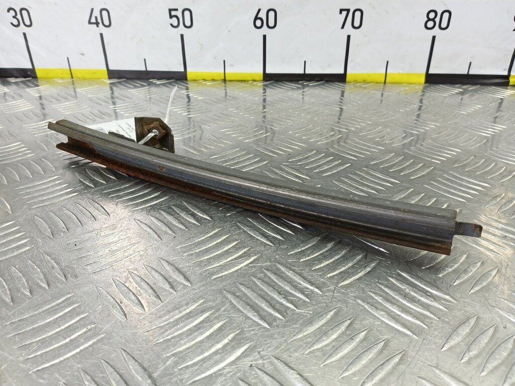 Направляющая стекла двери Б/У для MITSUBISHI LANCER IX рестайлинг (2005—2010) MR525513