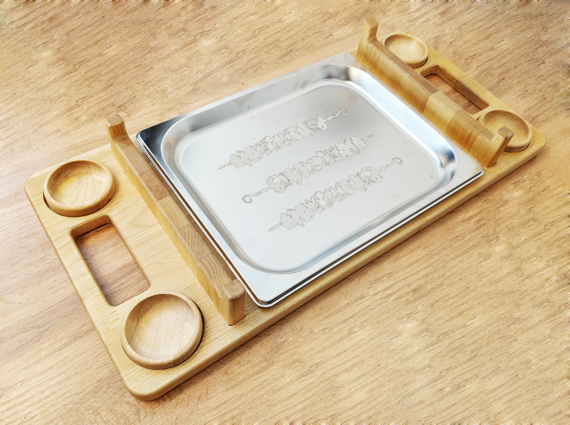 Поднос для подачи шашлыка с соусниками и гастроемкостью