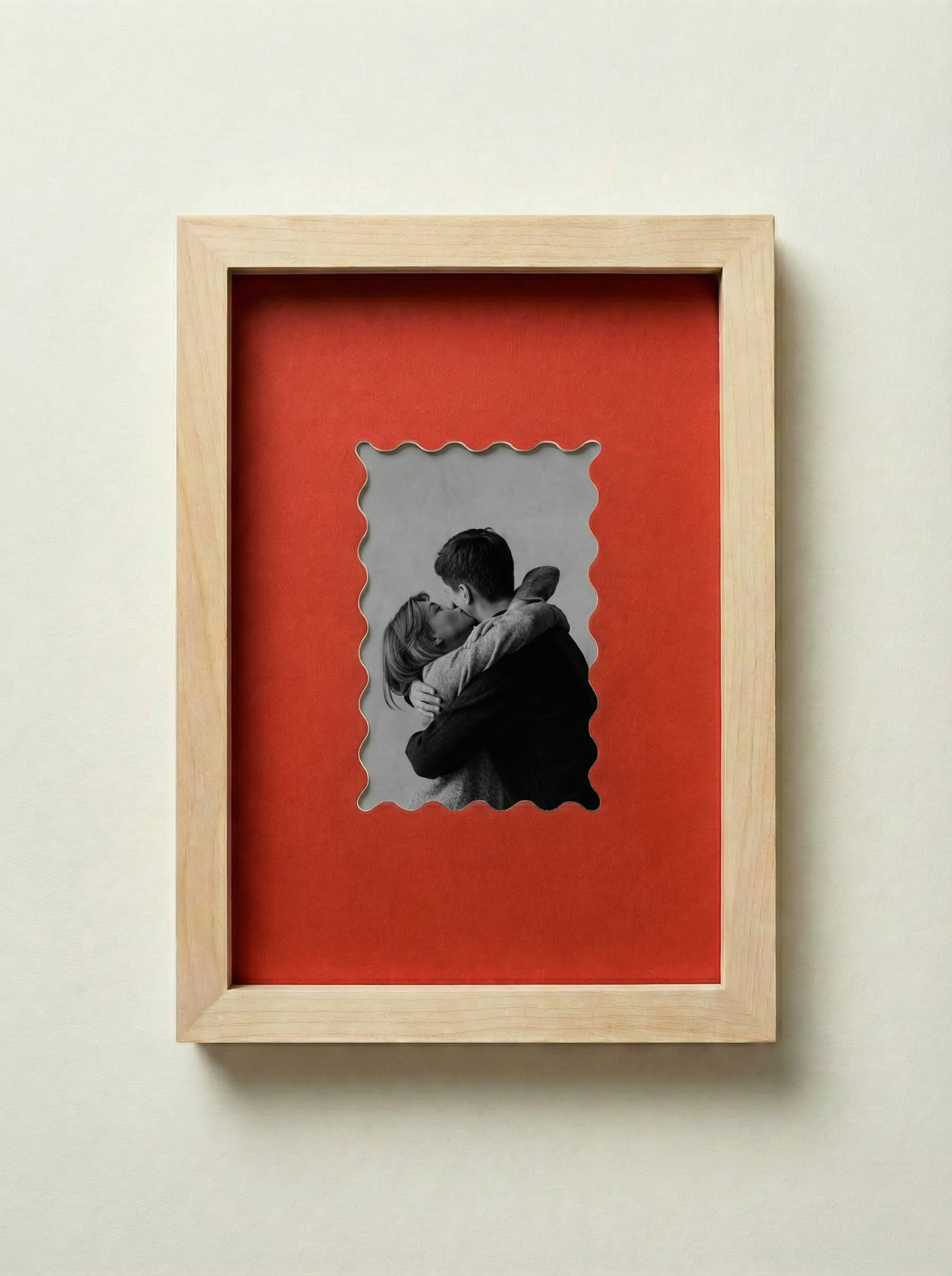 Деревянная рамка Ramio 21х30 см для фото 10x15 см, волнистое паспарту, красный цвет