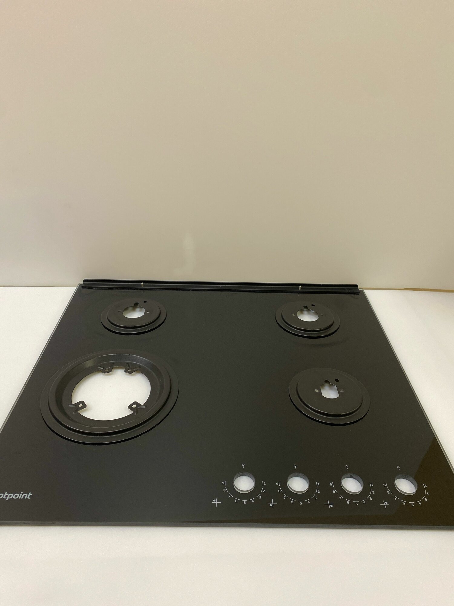 Стекло, для варочной поверхности газовой Hotpoint HGS62F/BK. Товар уцененный